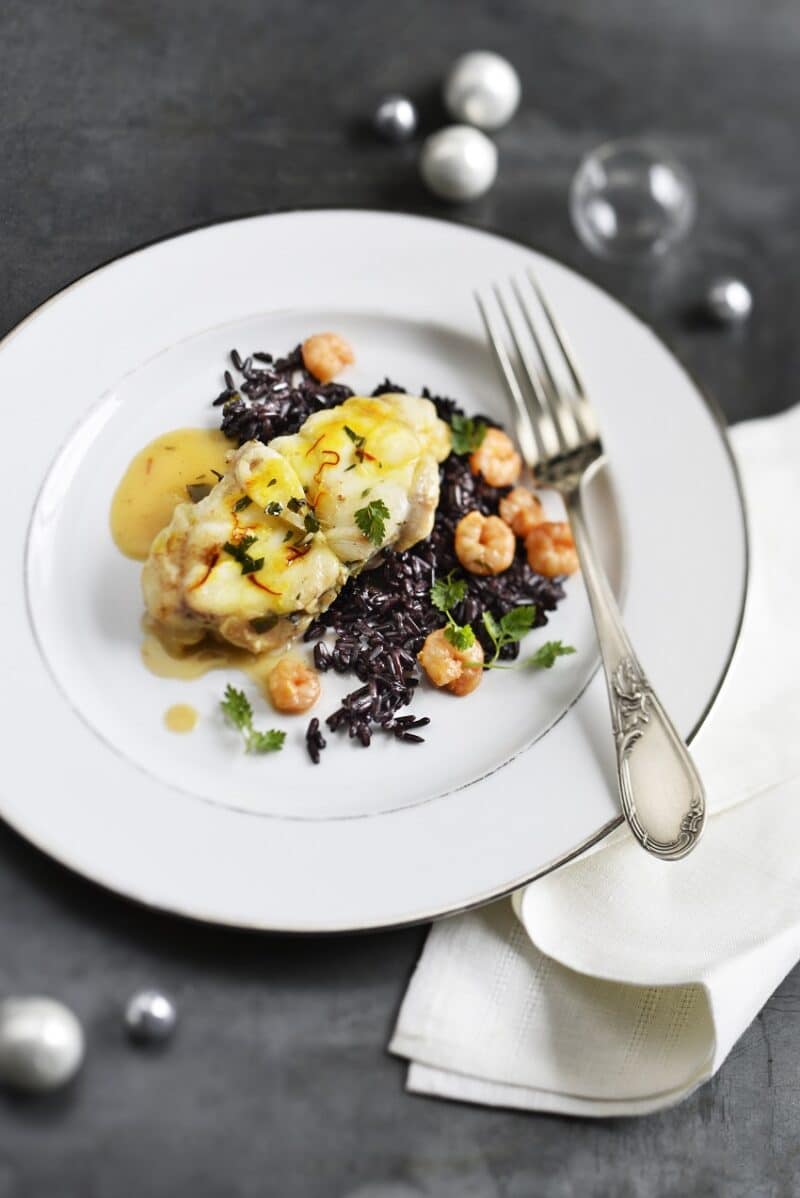 Recette de Lotte sauce au safran et crevettes, riz noir - Gastronomie ...